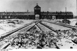die_rampe_in_auschwitz_nach_der_befreiung_2 - DFL Stiftung